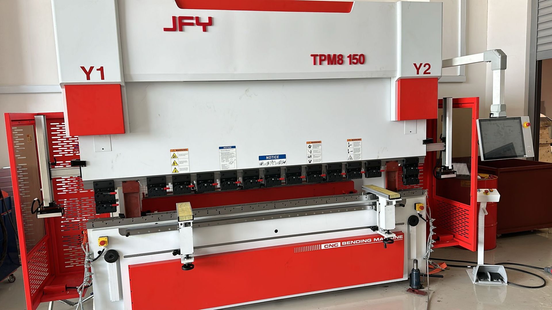 Sonko. TPM08 CNC Press Brake 150T